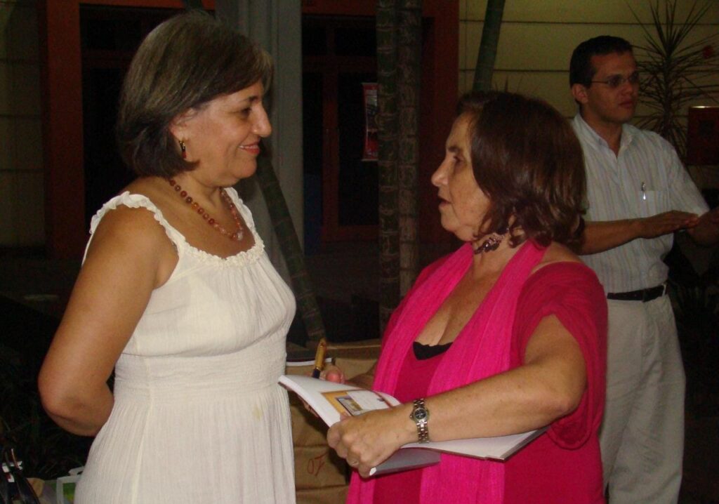 Fotos do lançamento do Livro DA COR MAGENTA: UM TRATADO SOBRE O ...