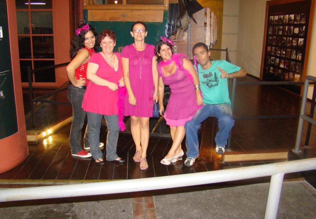 Fotos do lançamento do Livro DA COR MAGENTA: UM TRATADO SOBRE O ...