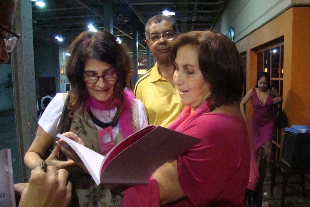 Fotos do lançamento do Livro DA COR MAGENTA: UM TRATADO SOBRE O ...